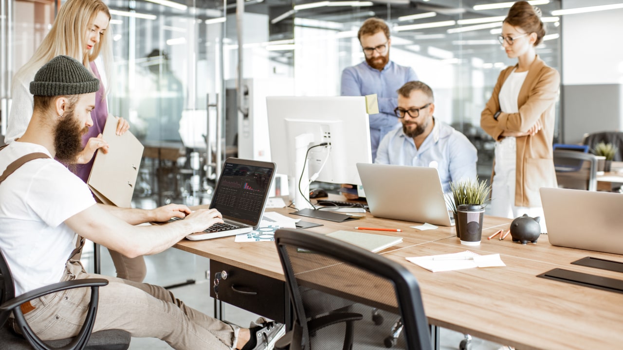 The benefits of hotdesking and how to manage it effectively. - Viewteam